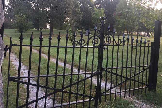 1.5-Hour Cemetery Ghost Hunt in Chattanooga - Stories of Local Paranormal Activity