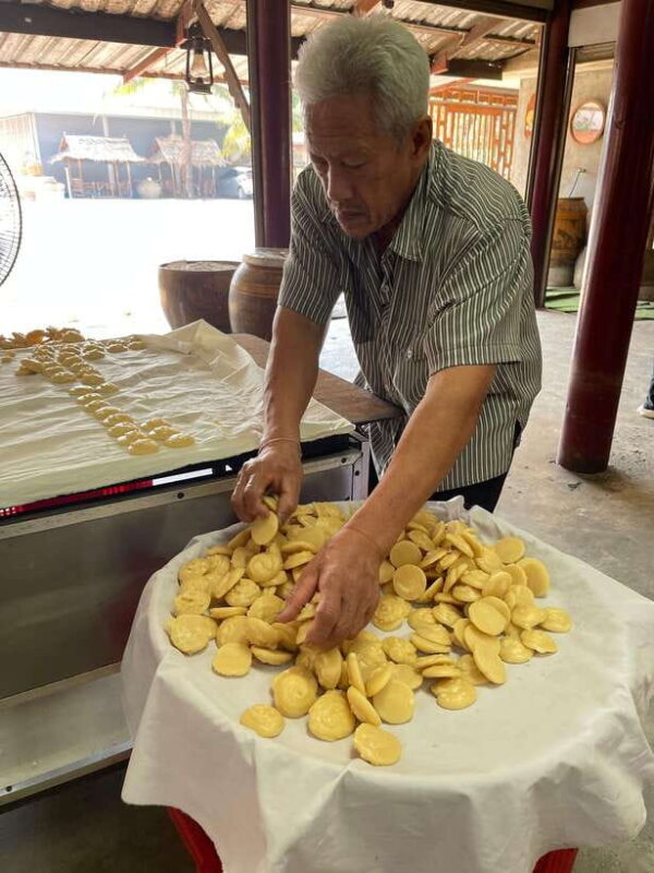 1-Day Trip: Floating Market & Railway Market by Toyota Camry - FAQ