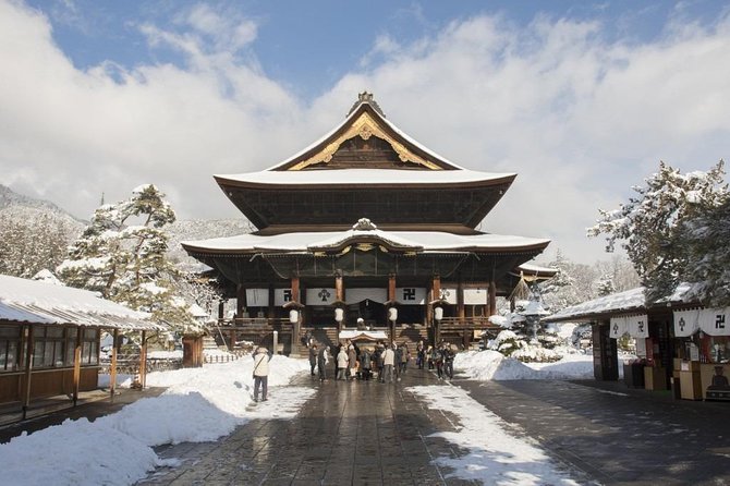 1-Day Winter Tour From Nozawa Onsen: Snow Monkeys, Zenko-ji Temple & Sake - Exploring the Snow Monkey Park