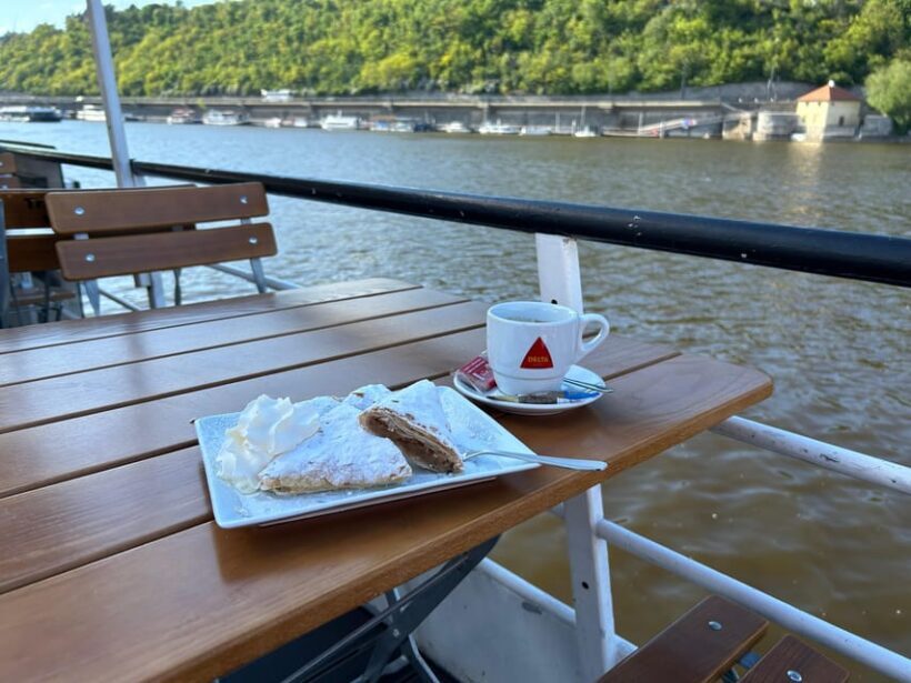 1 hour boat cruise with fragrant coffee and homemade strudel - Key Points