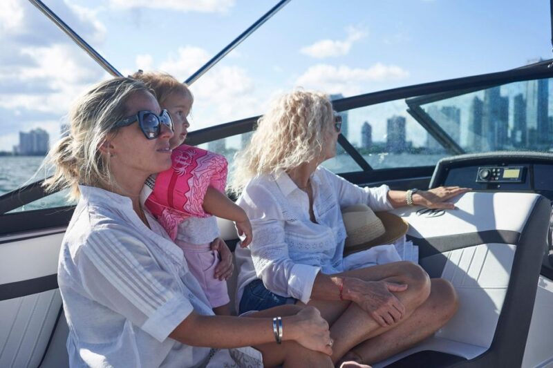 1 hour Miami Private Boat Ride with champagne and captain - FAQs