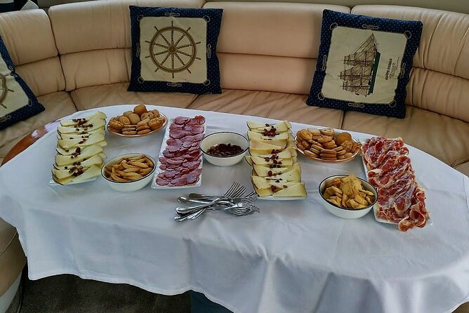 1 Hour Sail + Spanish Lunch or Dinner for 2 People in a Luxury Motor Boat - FAQ