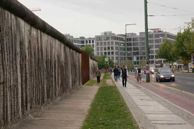 2.5-Hour Berlin Wall and Memorial Sites Walking Tour - Exploring the Bernauer Strasse Memorial
