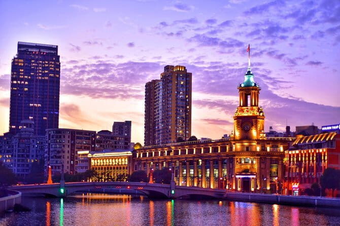2.5-Hour Private Shanghai Bund Walking Tour including Local Dumpling Tasting - What to Expect: Transportation, Duration, and Group Size