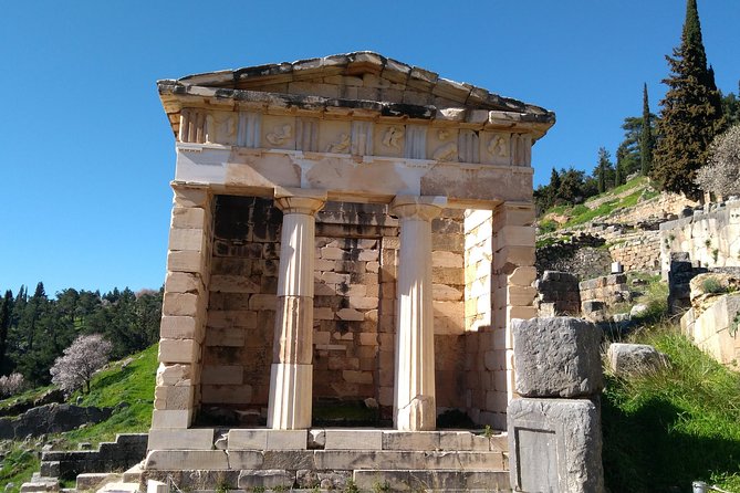 2-Day Private Tour to Delphi & Meteora With Great Lunch Included - Accommodation and Dining Experiences