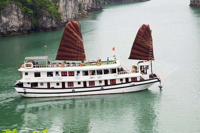 2 Days 1 Night on Swan Cruises visiting Bai Tu Long bay Thien Canh Son cave - Day 1: Bai Tu Long Bay and Cap La Island