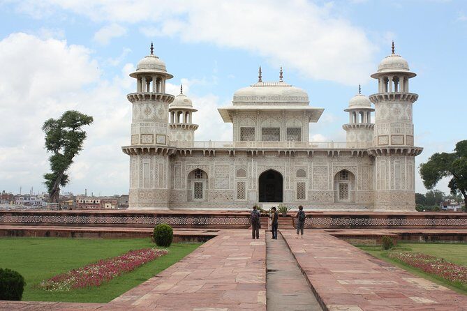 2 Days:Delhi and Agra with Taj Mahal Sunrise Tour - Exploring Delhi: A Capital Full of Contrasts