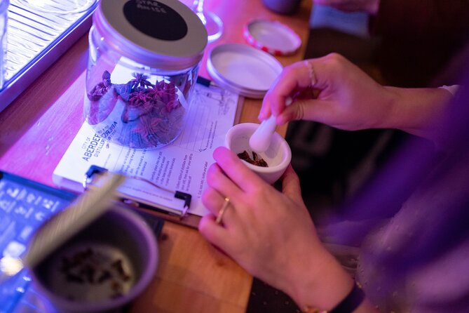 2 Hour Gin School Experience in Aberdeen - Arrival and Welcome Drink