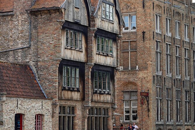 2-Hour Historical Walking Tour in Bruges With Praline Included - Exploring Bruges History and Architecture