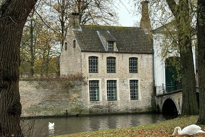 2-Hour Historical Walking Tour in Bruges With Praline Included - Recommendations and Value of the Tour