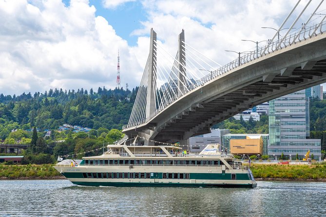 2-hour Lunch Cruise on Willamette River - Included Amenities and Features