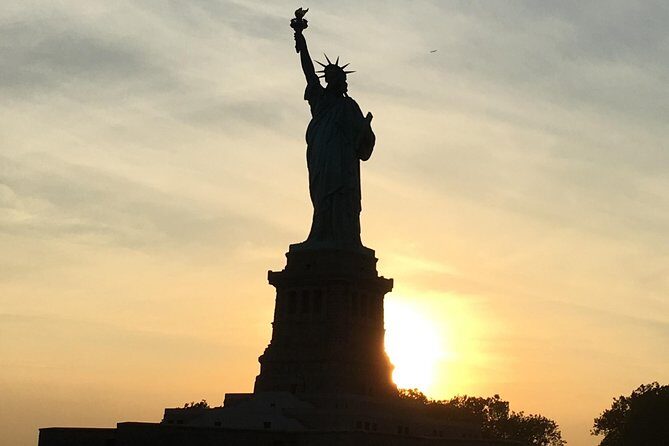 2-hour Private Luxury New York City Sunset Boat Tour - Detailed Breakdown of the Itinerary
