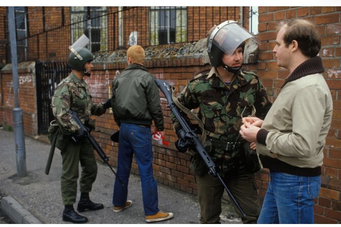 2 Hour Terror and Mural History Belfast taxi Private Tour - The Experience in Practice