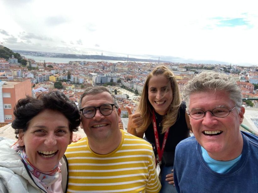 2-hour tour around Lisbon - Transportation and Group Size
