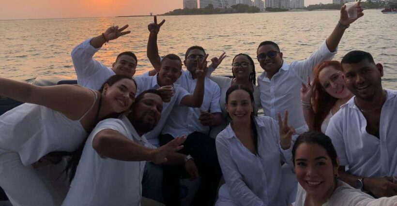 2-hour tour in Cartagena Sunset View in party boat - Key Points