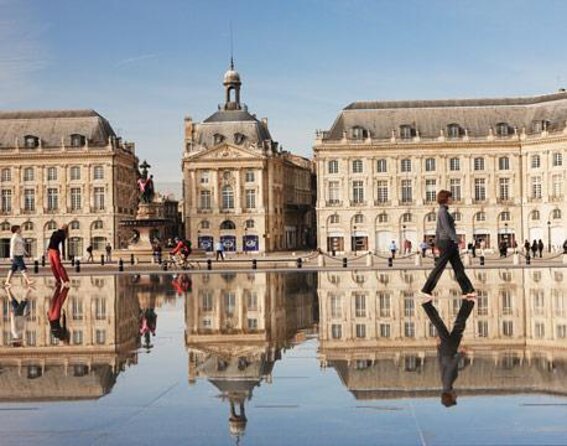 2-Hour Walking Tour of the City's Iconic Sights and History - Key Points