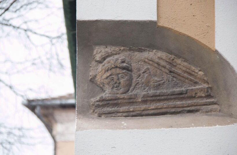 2 Hours Buda Castle Walking Tour - Walk with a Historian - What to Expect During the Walk