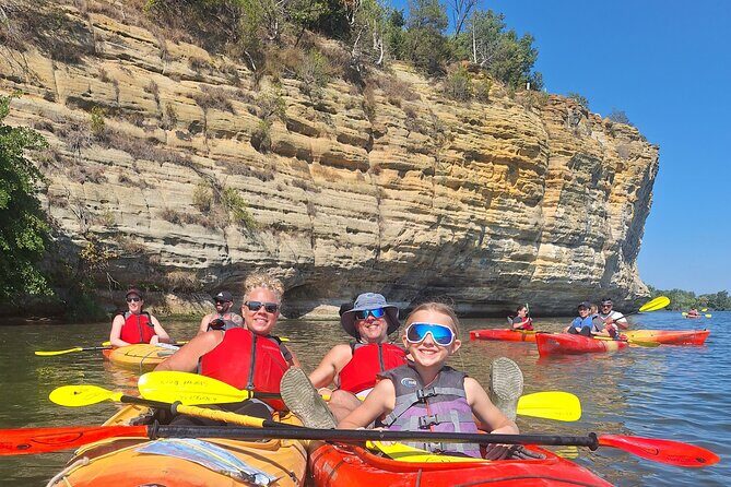 2 hours Starved Rock single Kayak Rental - The Scenic Beauty of Starved Rock from the Water