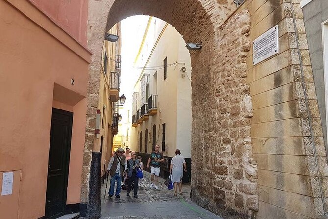 2 Hours Tour Around Cádiz: History, Anecdotes and Curiosities - Accessibility and Meeting Point Details