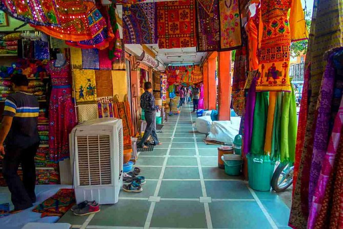 3-Days Luxury Golden Triangle Tour from Delhi includes,Hotel,Guide and A-C Car - FAQs