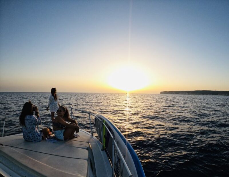 3-hour boat trip at sunset with the sighting Delfini - Key Points