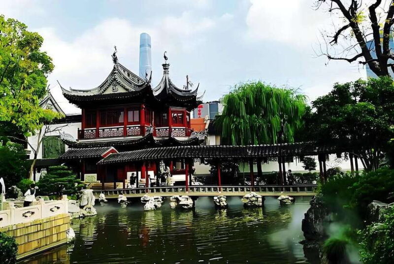 3-Hour Private Tour of Yu Garden & Old Town with Tea Tasting - Exploring Old Town and the Bazaar