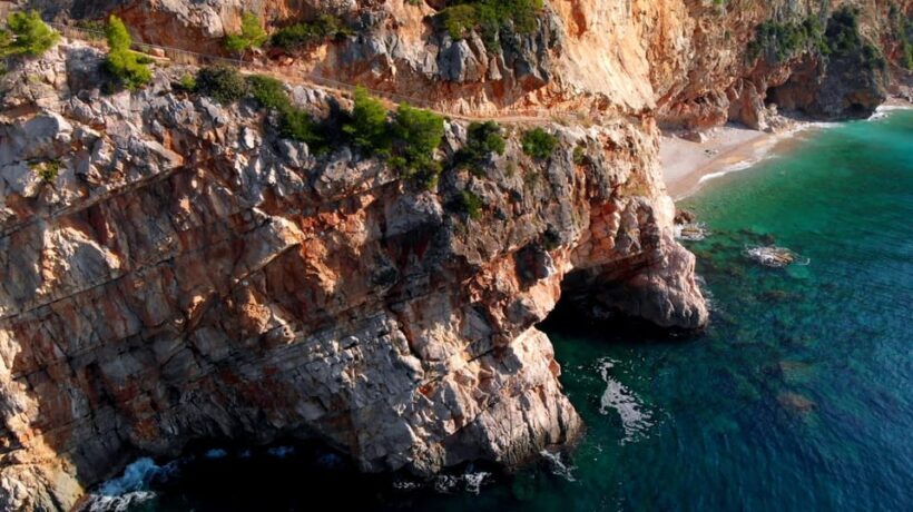 4 Caves & Komia Private Speedboat Tour from Split - Key Points