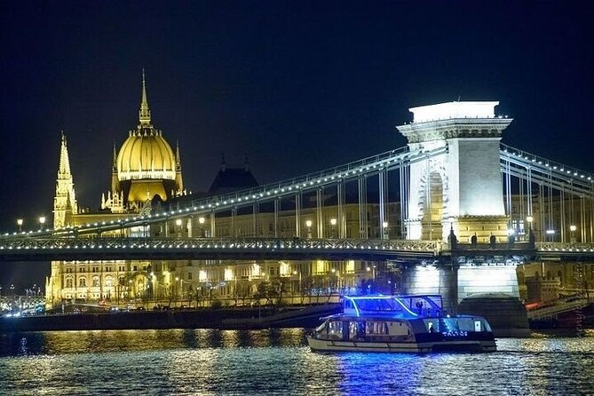 4 Course Dinner Cruise With Operetta and Folk Show - Dining Experience