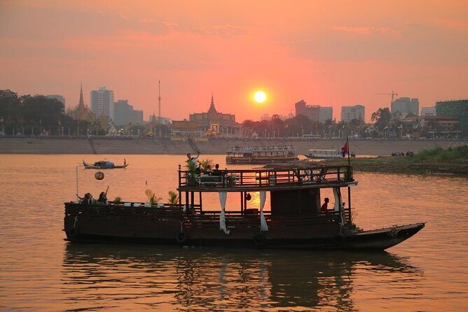 4 Days Private Guide Tour Phnom Penh to Siem Reap included domestic flight - From Phnom Penh to Siem Reap: The Gateway to Angkor