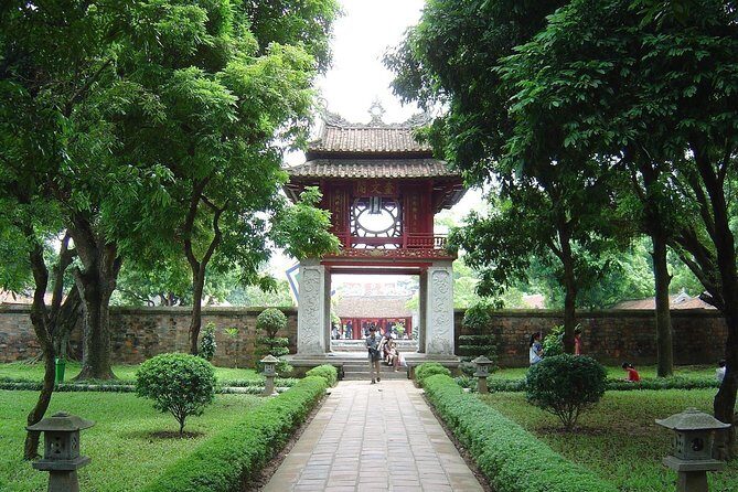 4-hour Motorbike Tour to City Sights & Train Street - Practical Considerations