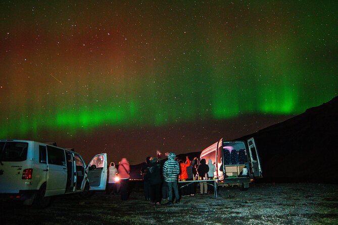 4x4 Minibus Northern Lights With Photo and Snacks From Reykjavik - Comfort and Atmosphere