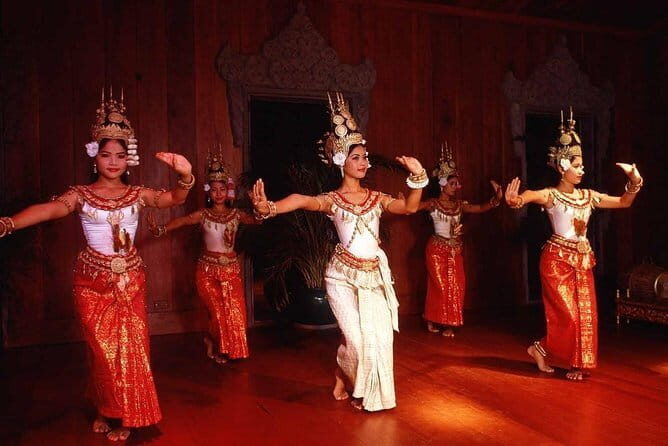 6 Days Private Guide Tour Phnom Penh to Siem Reap included domestic flight - Exploring Phnom Penh: A city of contrasts and history