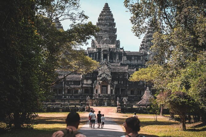 6 Days Private Guide Tour Phnom Penh to Siem Reap included domestic flight - Fully appreciating Cambodia’s spiritual and artistic heritage