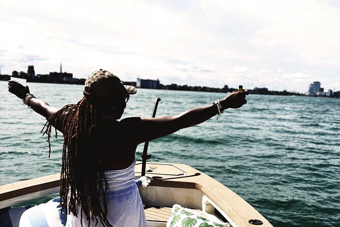 75 Minutes Detroit River, Belle Isle Breeze Electric Cruise - An In-depth Look at the Detroit River Electric Cruise