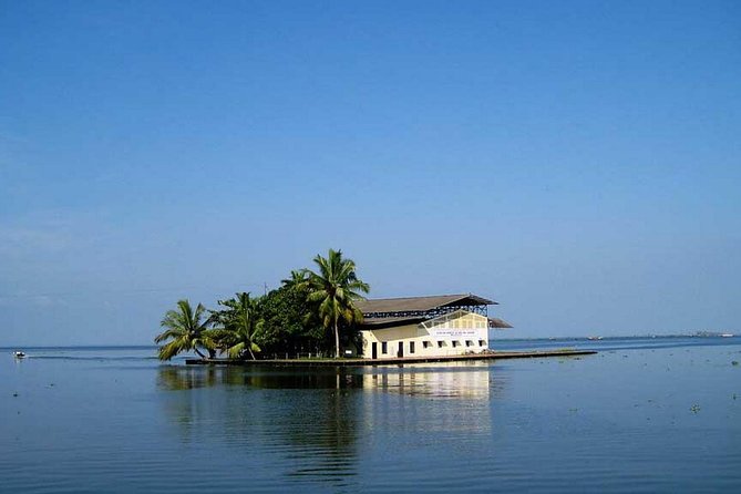 8 Days Kerala Private Tour (3 Star) with Munnar, Houseboat & Cab- Iris Holidays - Authentic Experiences and Local Encounters