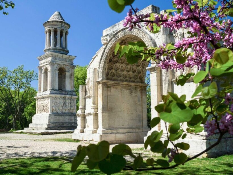 A day in Provence: Les Baux de Provence, Saint Rémy and more - Isle sur la Sorgue: Water, Market, and Antique Treasure