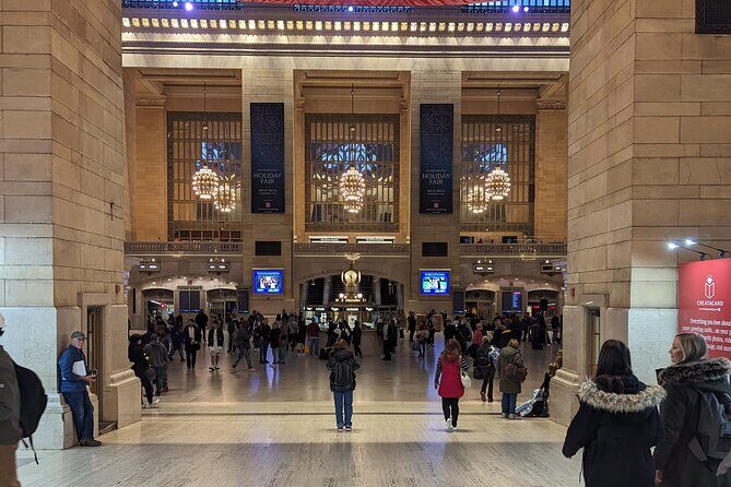 A Half Day Walk Between the Skyscraper Clusters of Manhattan - An Overview of the Experience