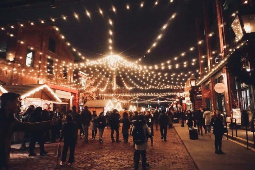 A Joyful Christmas: Private Walking Tour in Quebec - Key Points