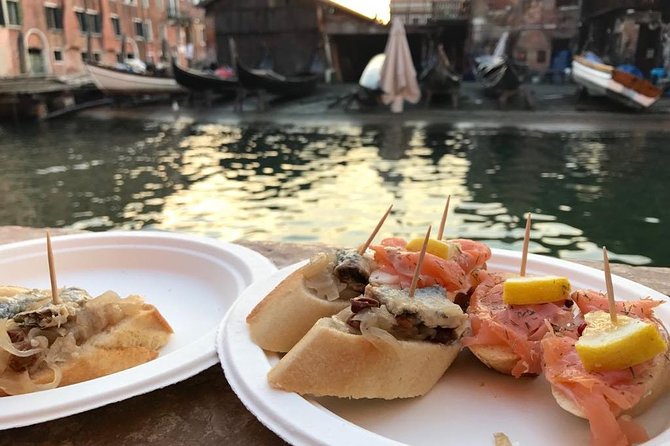 A Venetian Evening - Wine Tasting & Cicchetti With a Local Guide - Savoring Venetian Cicchetti