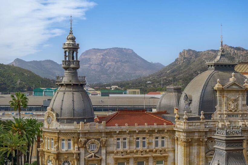A Walk Through History: Easy Cartagena in 90 Minutes - Key Points