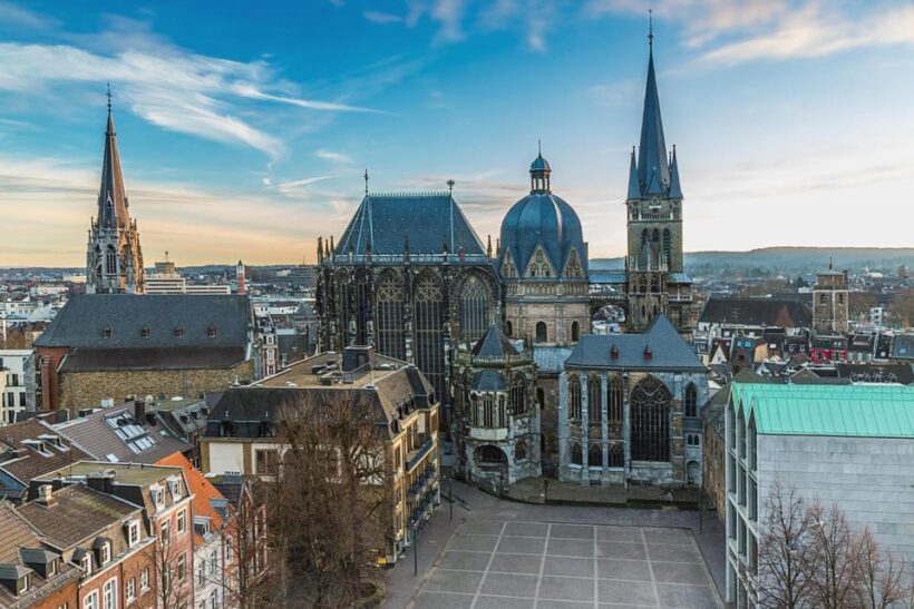 Aachen: Express Walk with a Local in 60 minutes - Group Size and Travel Comfort