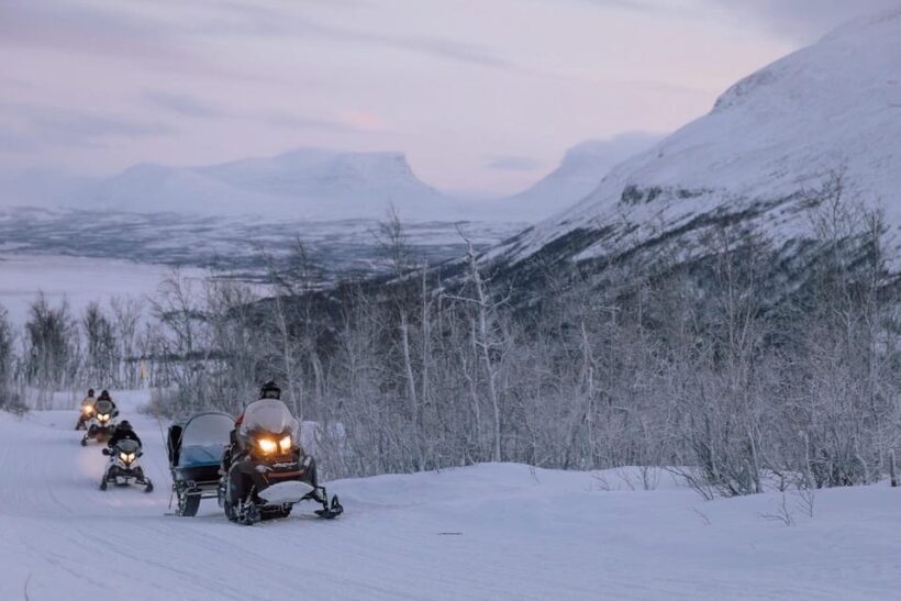 Abisko/Björkliden: Panorama Snowmobile Tour with Snacks - An In-Depth Look at the Snowmobile Experience