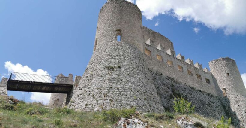 Abruzzo of Ladyhawke (summer version) - Transportation and Group Size