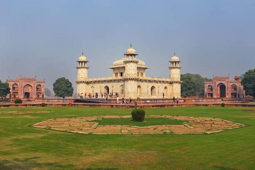 Agra: Agra fort express entry tickets - The Experience in Detail: A Step-by-Step Breakdown