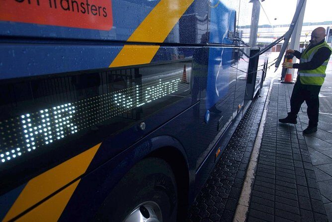 Airport Coach Service from Gatwick to Oxford - Luggage Handling and Stops