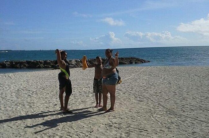 Airport & Ground Transportation (Round Trip) - The Ride Itself: Comfort, Guides, and Atmosphere