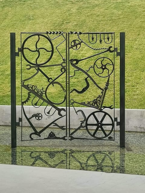 Aix en Provence: Discovery of Prestigeous Wineries and Art - Transportation and Group Size