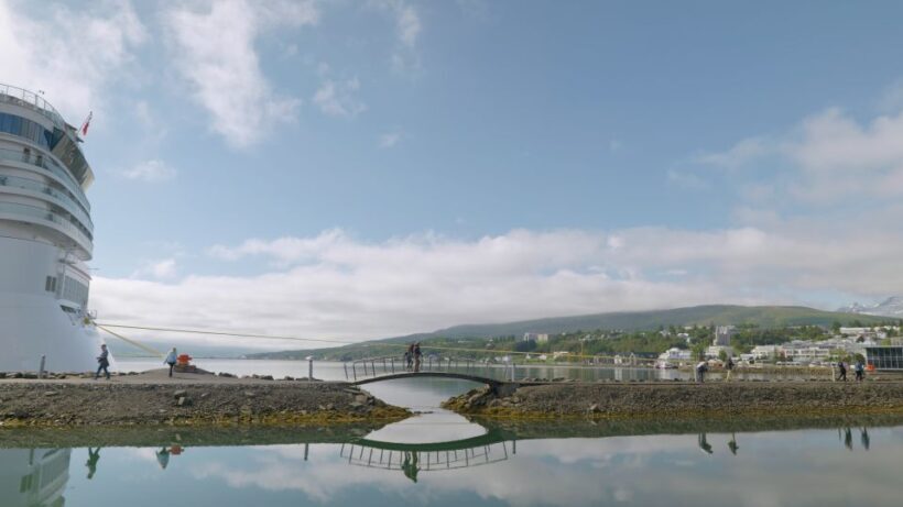 Akureyri: Lake Mývatn and Godafoss Waterfall Tour - Lake Mývatn: Birdwatcher’s Paradise and Tranquil Waters