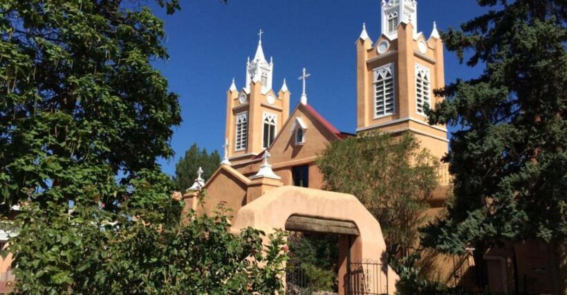 Albuquerque's Timeless Wonders: From Plazas to Museums - Artistic Reflections at La Jornada Sculptures