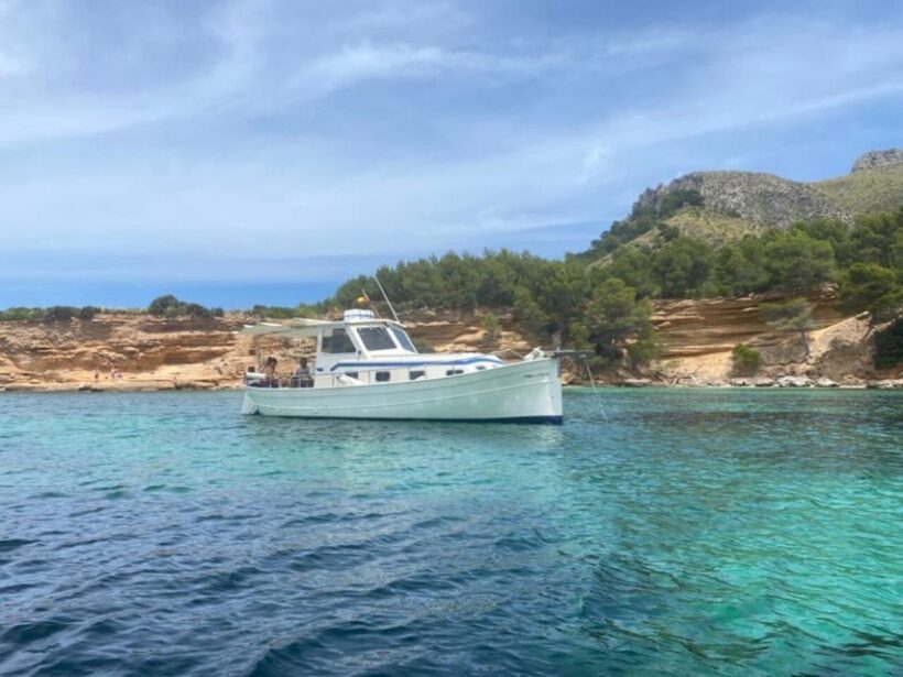 Alcudia: Private Sunset Boat Trip with Glass of Wine & Snack - The Experience in Detail